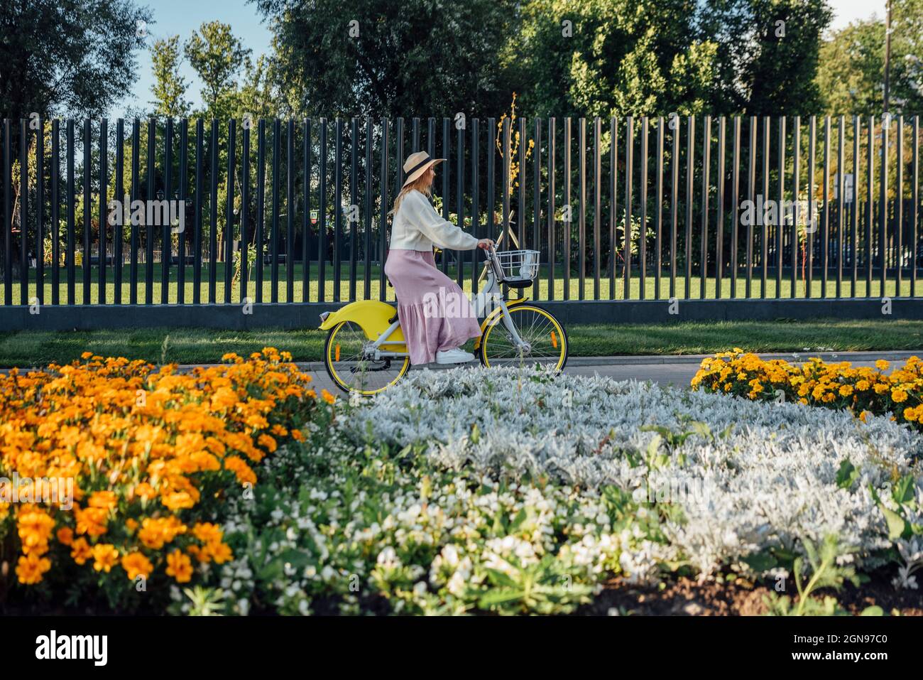 Bicycle and fence hi-res stock photography and images - Alamy