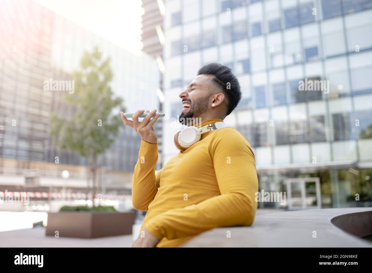 Smiling man talking mobile phone hi-res stock photography and images ...