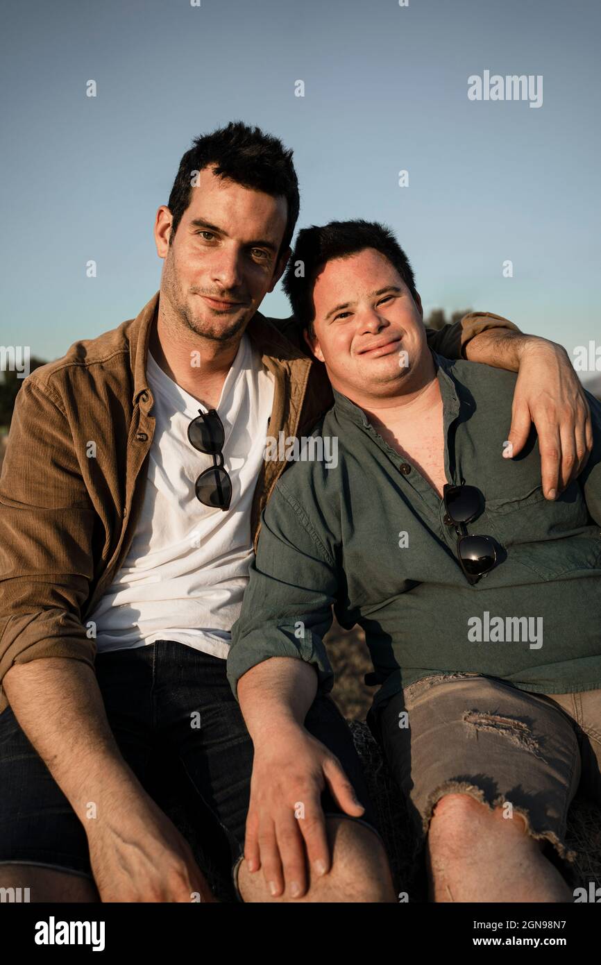 Arm around friend hi-res stock photography and images - Alamy