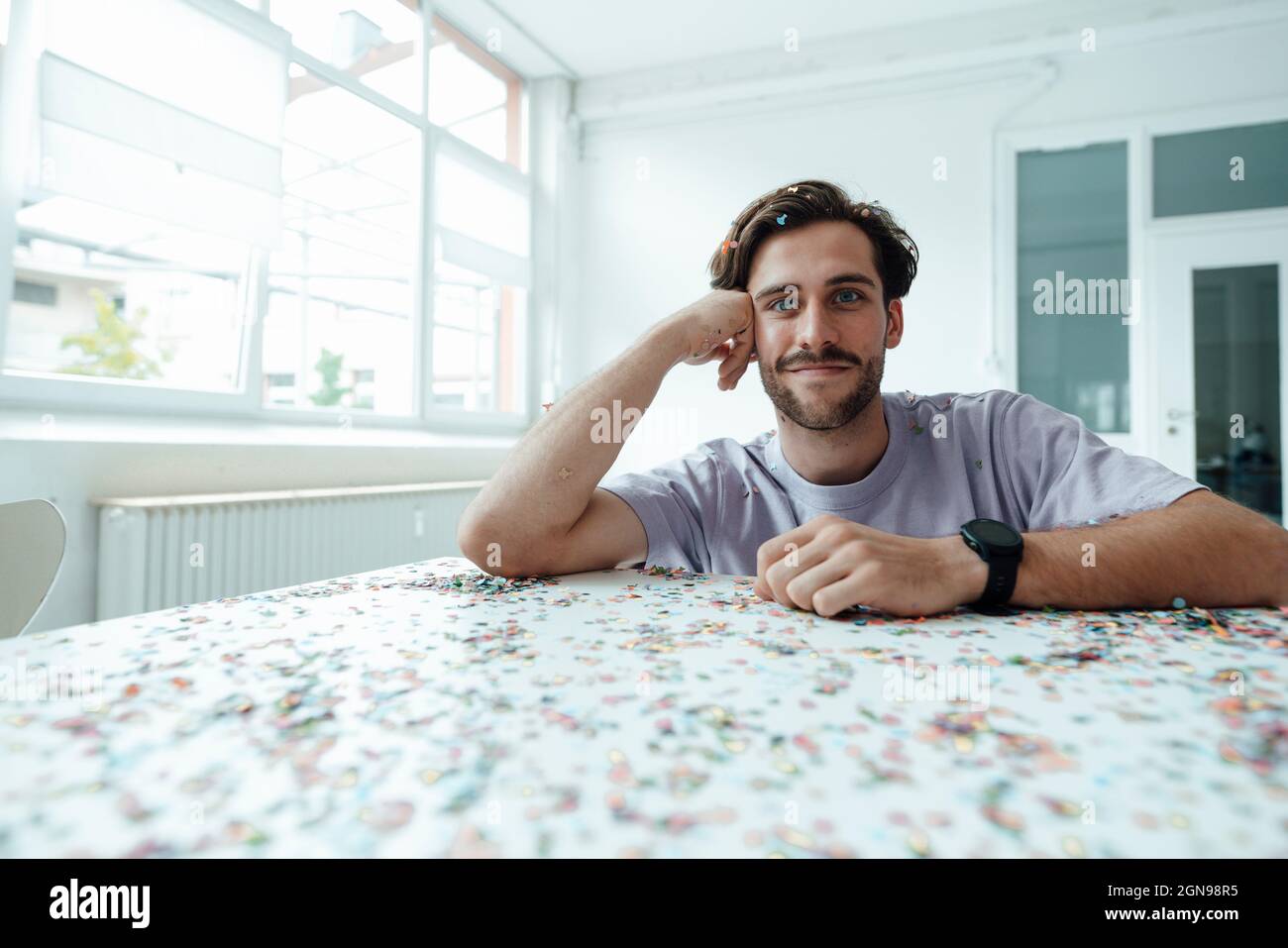 Man leaning on table hi-res stock photography and images - Alamy