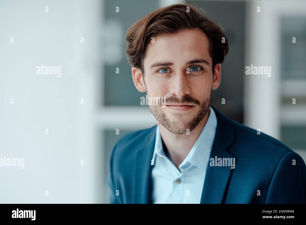 Professional smiling suit hi-res stock photography and images - Alamy