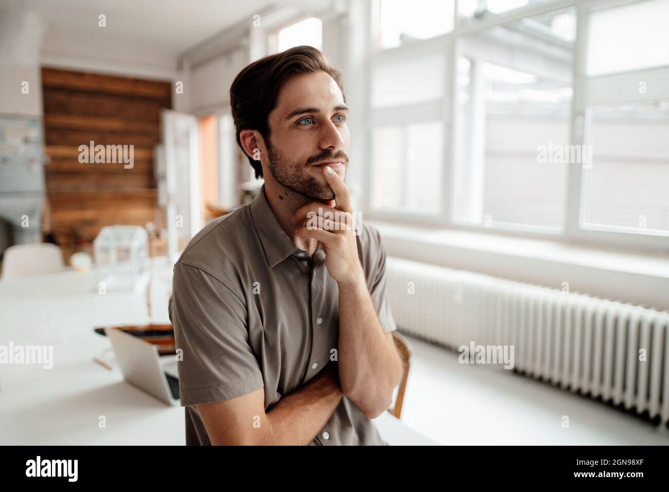 Man hand chin hi-res stock photography and images - Alamy