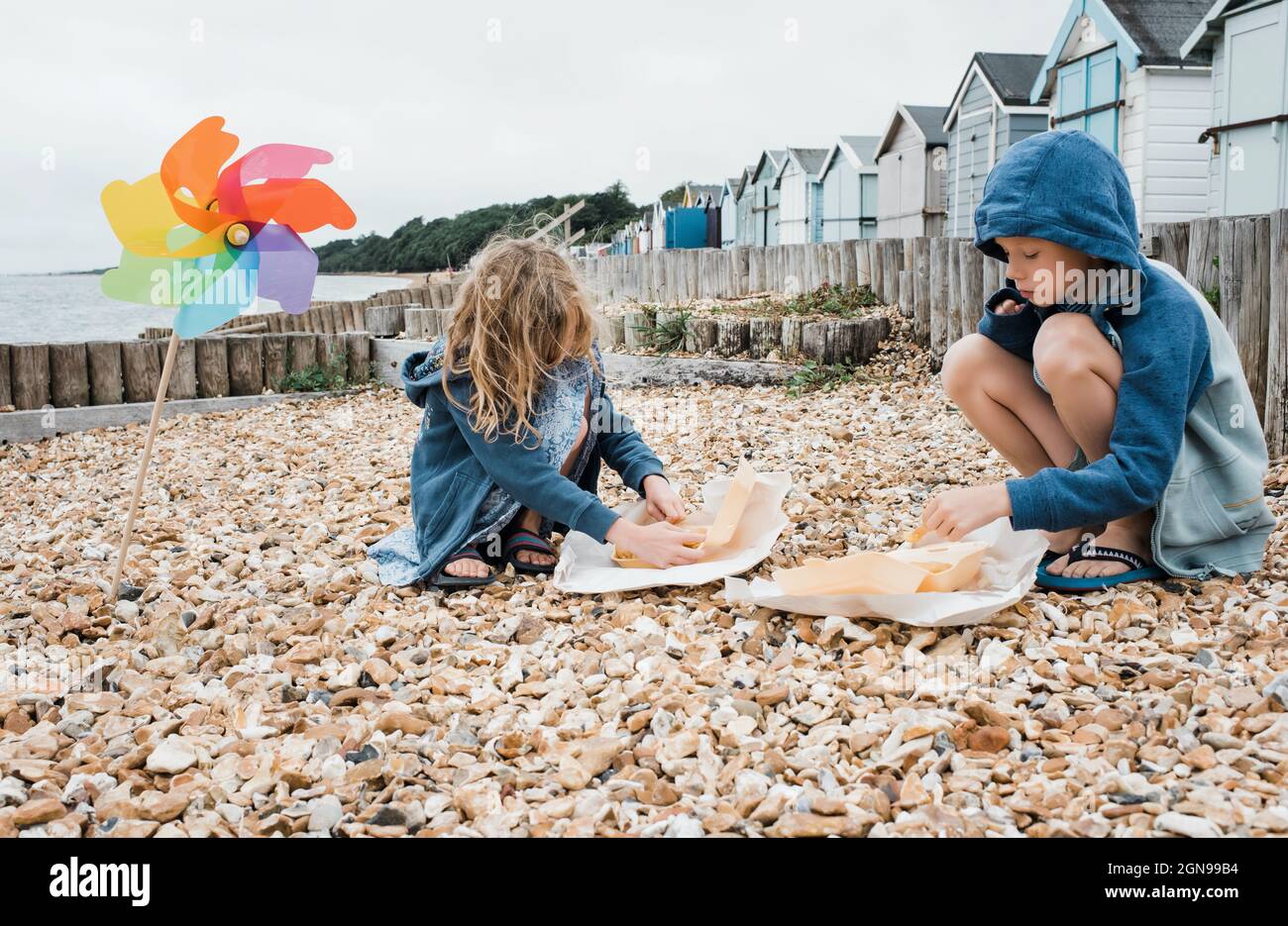 Eating fish and chips children hi-res stock photography and images - Alamy