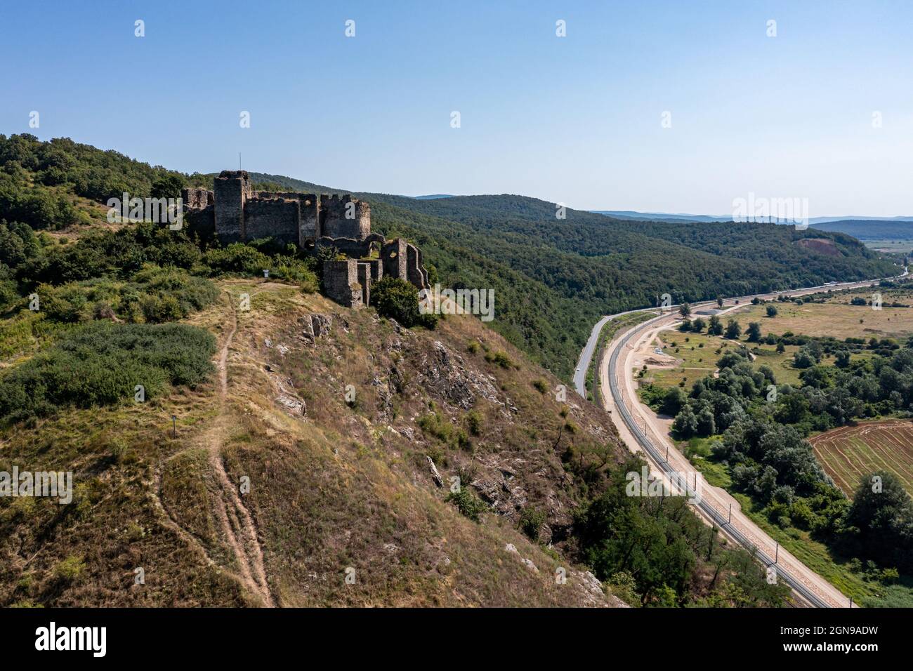 The valley at Lipova with the cetatea soimos castle Stock Photo - Alamy