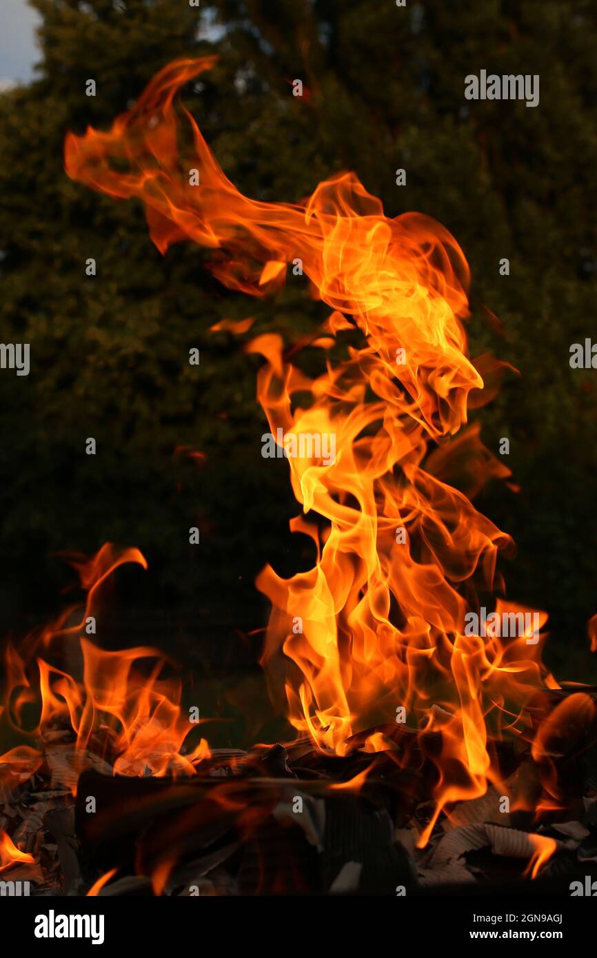 Open air fire at night hi-res stock photography and images - Alamy
