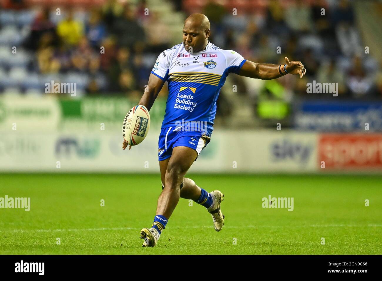 Robert Lui (6) of Leeds Rhinos kicks ahead Stock Photo - Alamy