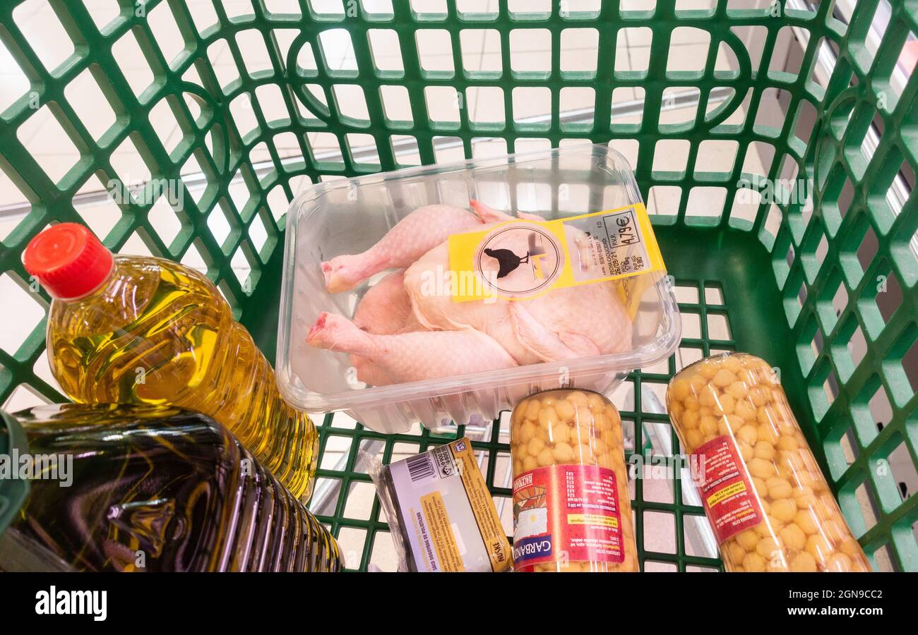 Chicken supermarket trolley hi-res stock photography and images - Alamy
