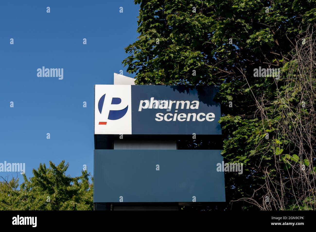 Royalmount hi-res stock photography and images - Alamy