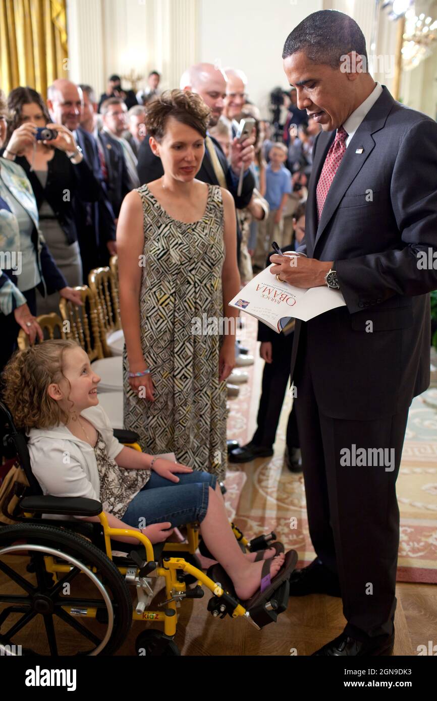 President Barack Obama talks with Amy Wilhite and daughter Taylor, who ...