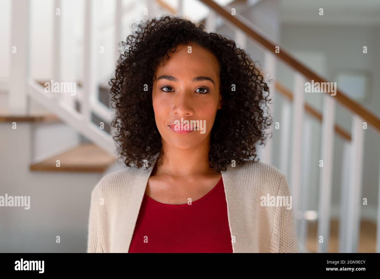 Woman portrait looking at camera hi-res stock photography and images ...