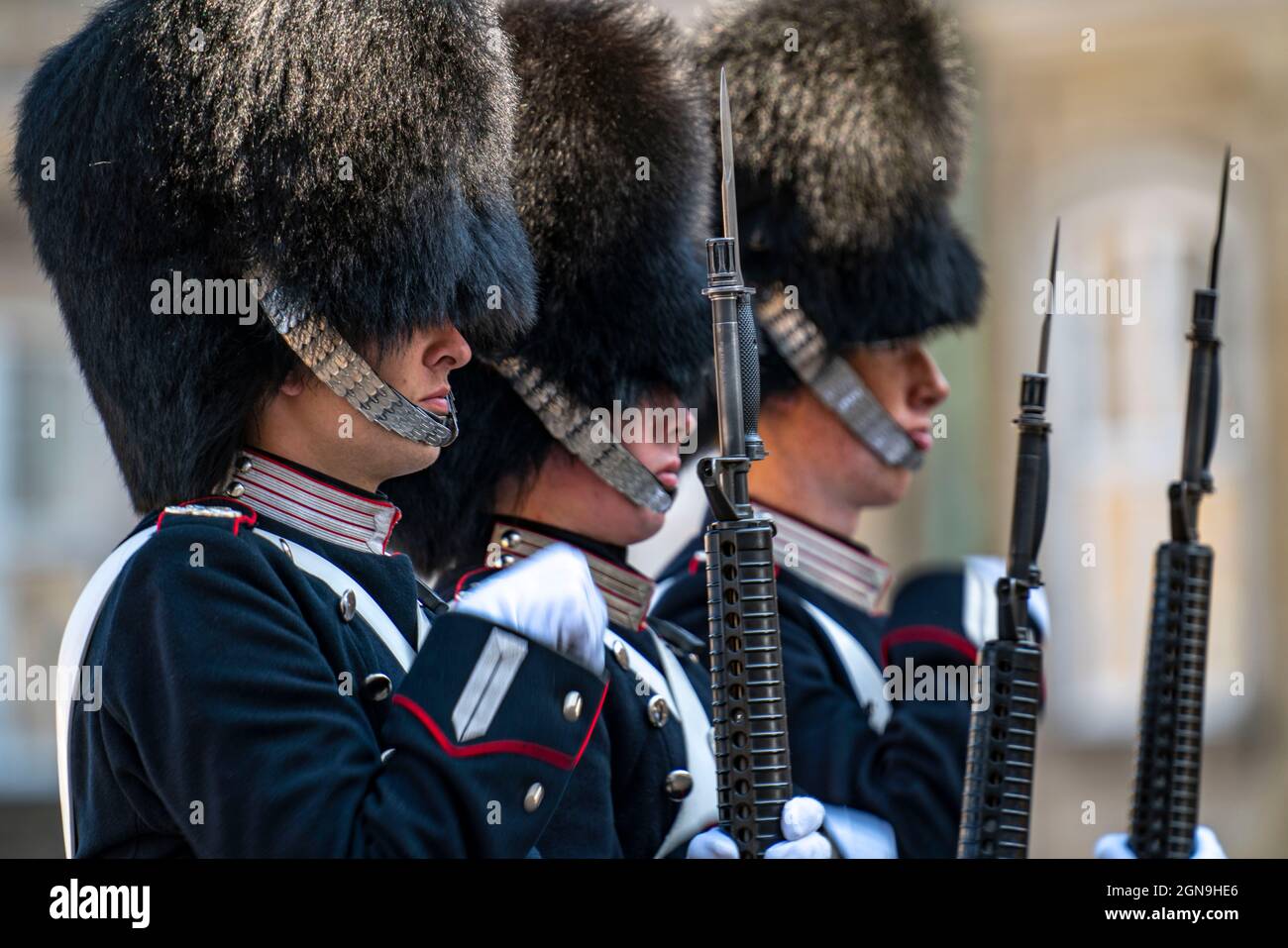 Soldier fur uniform winter hi-res stock photography and images - Alamy