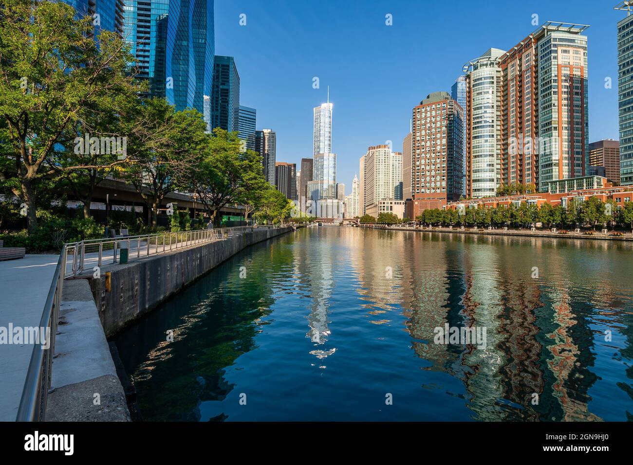 Chicago riverwalk river trump tower hi-res stock photography and images ...
