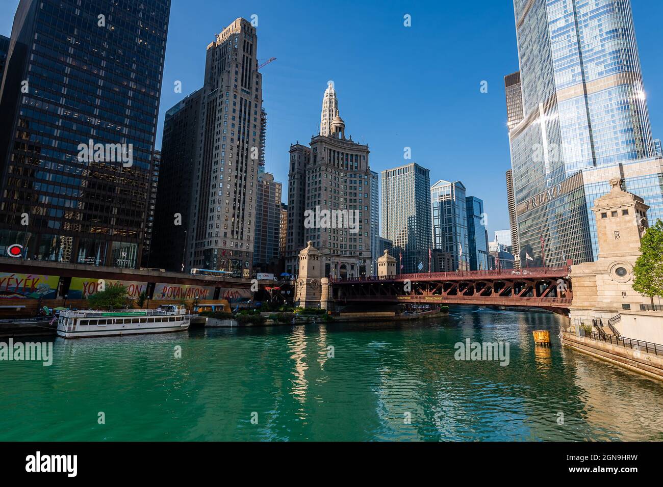 Chicago riverwalk river trump tower hi-res stock photography and images ...