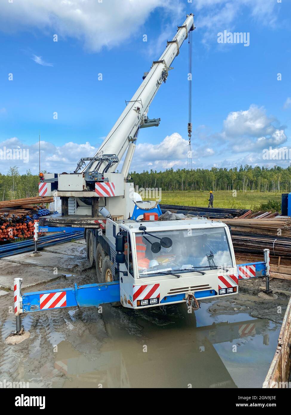 Crane lifting pipes hi-res stock photography and images - Alamy