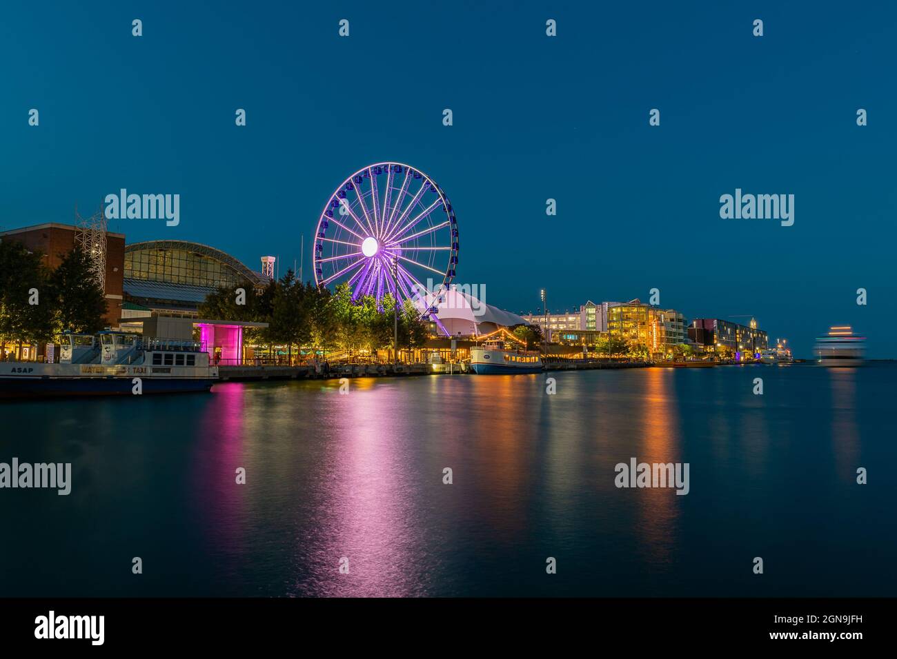Navy pier ferris wheel night hi-res stock photography and images - Alamy
