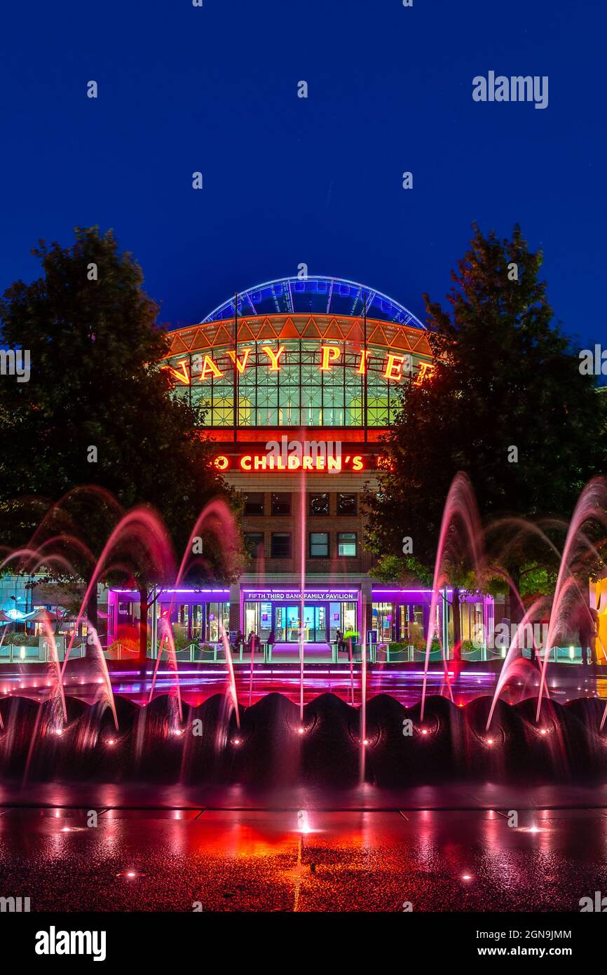 Navy pier ferris wheel view hi-res stock photography and images - Alamy