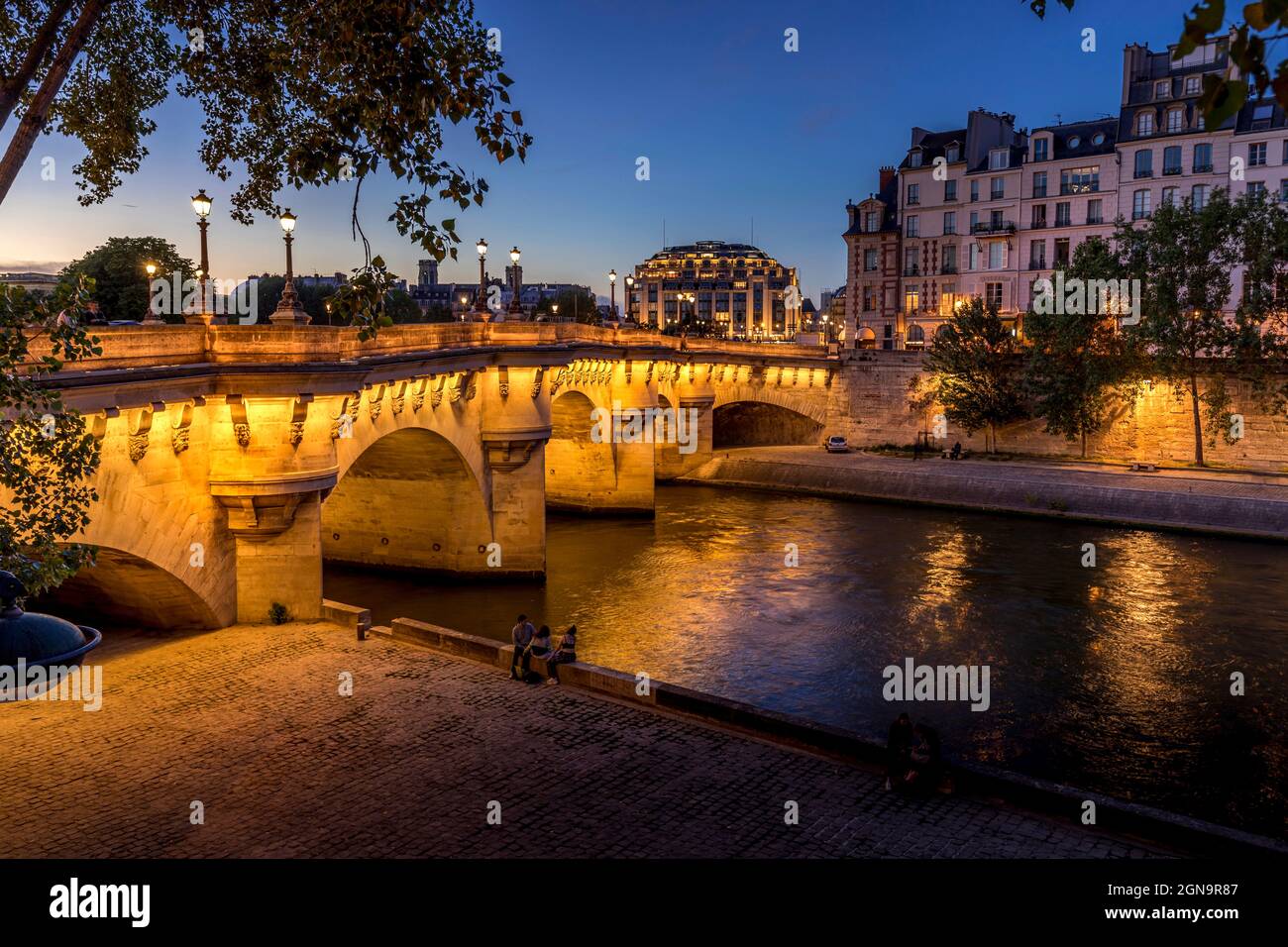 River seine and bridge at night in paris hi-res stock photography and ...