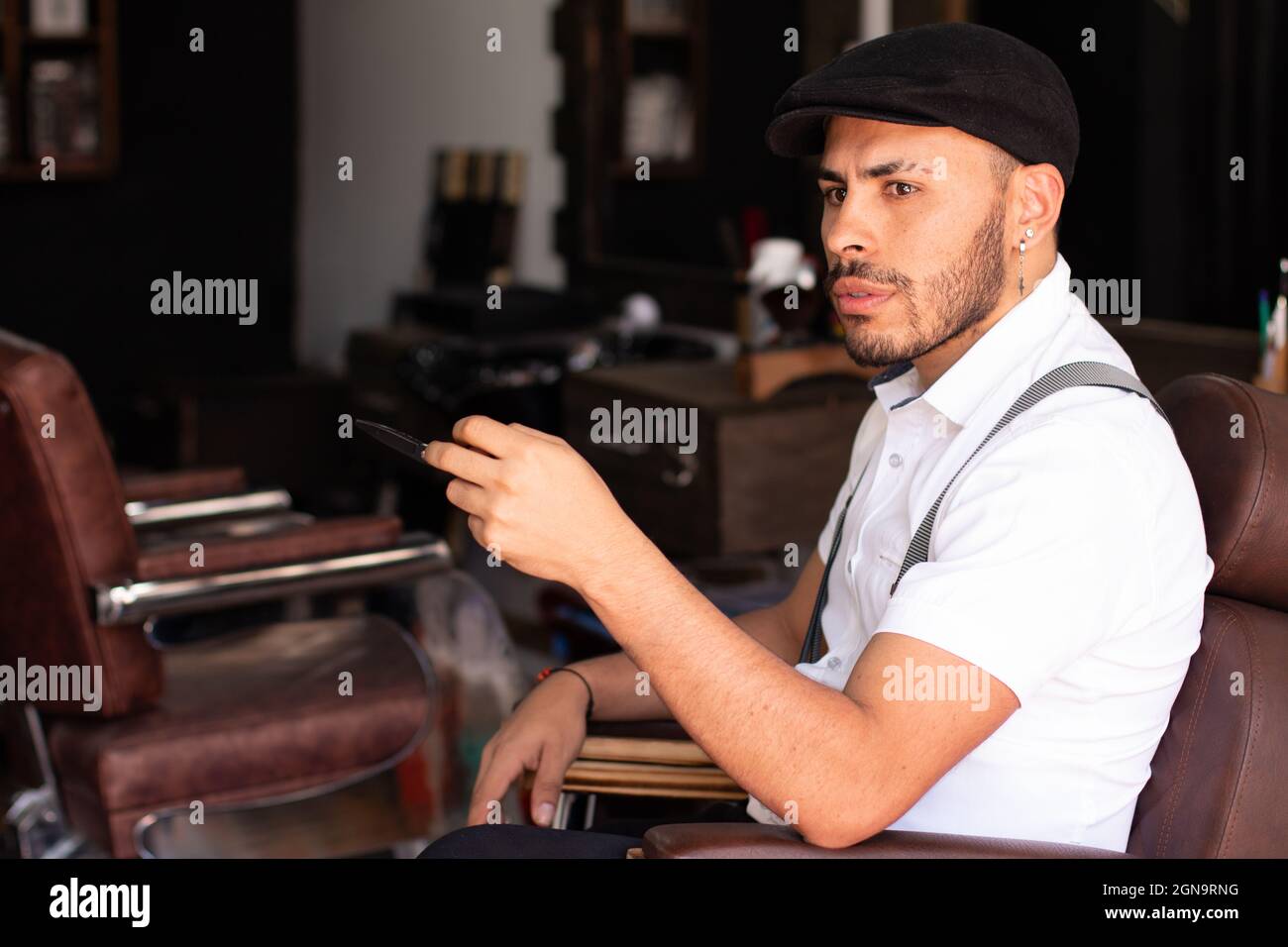 Barber hands hi-res stock photography and images - Alamy