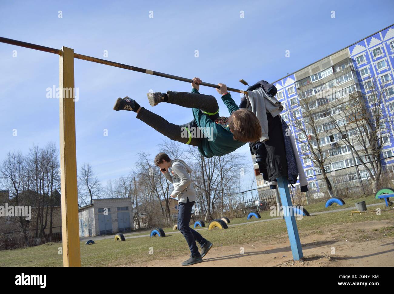 Kovrov, Russia. 9 April 2017. Teen is engaged in discipline gimbarr on a horizontal bar in the ...