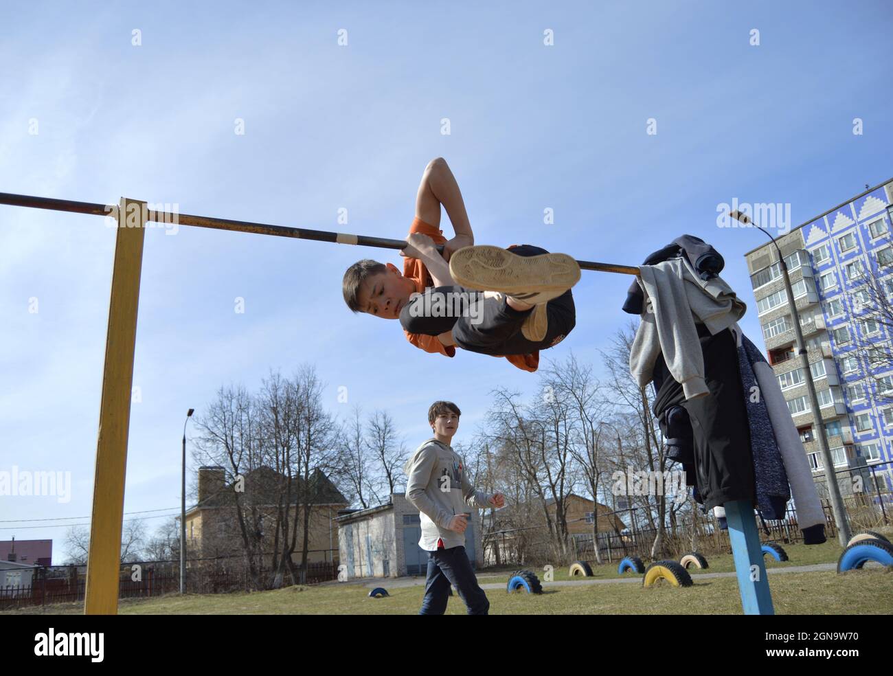 Kovrov, Russia. 9 April 2017. Teen is engaged in discipline gimbarr on a horizontal bar in the ...