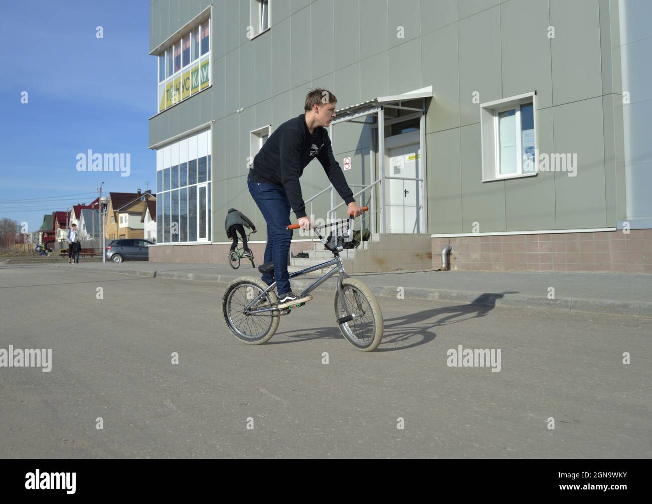Kovrov, Russia. 9 April 2017. Teens on BMX bikes near the shopping center Rus Stock Photo - Alamy