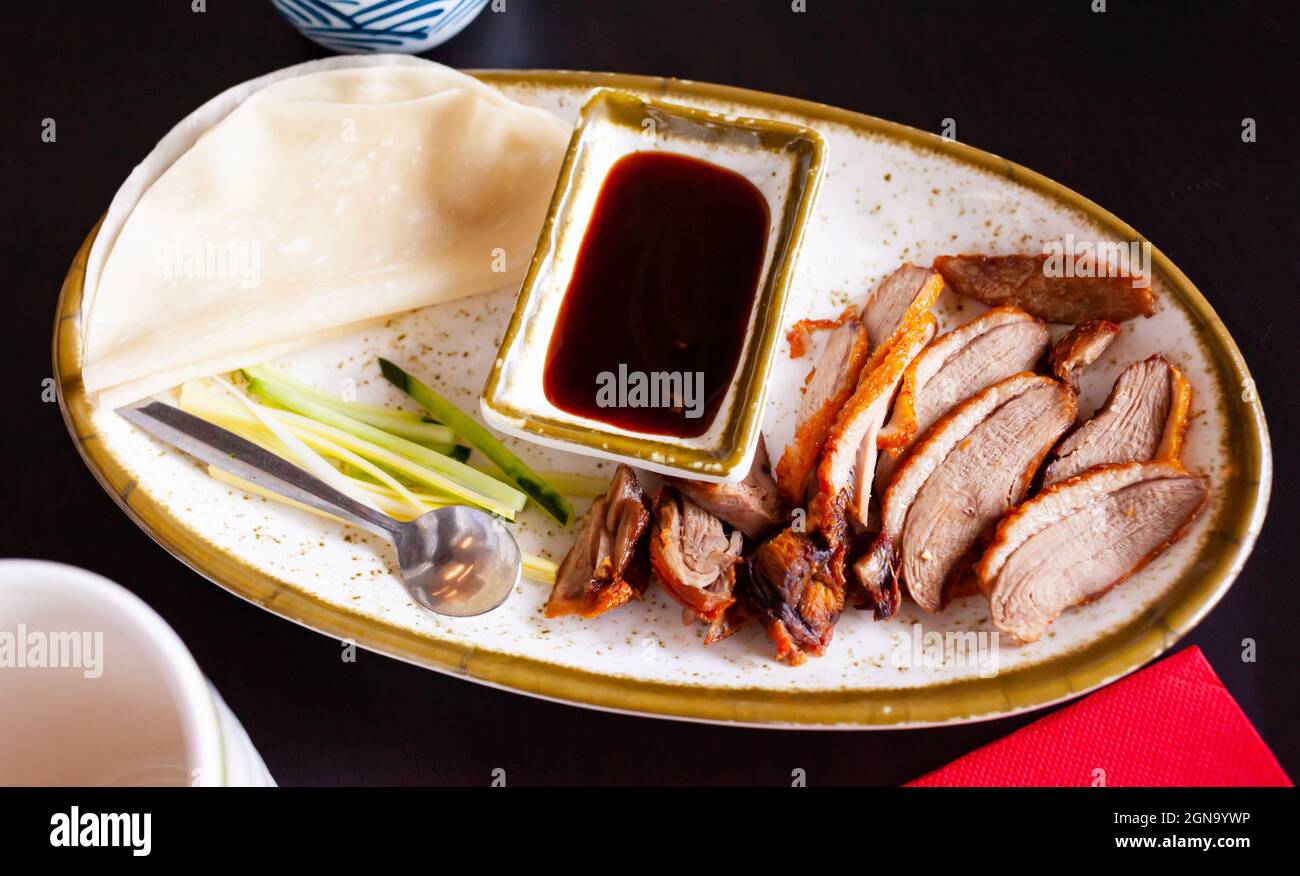 Chinese crispy duck pancake hi-res stock photography and images - Alamy