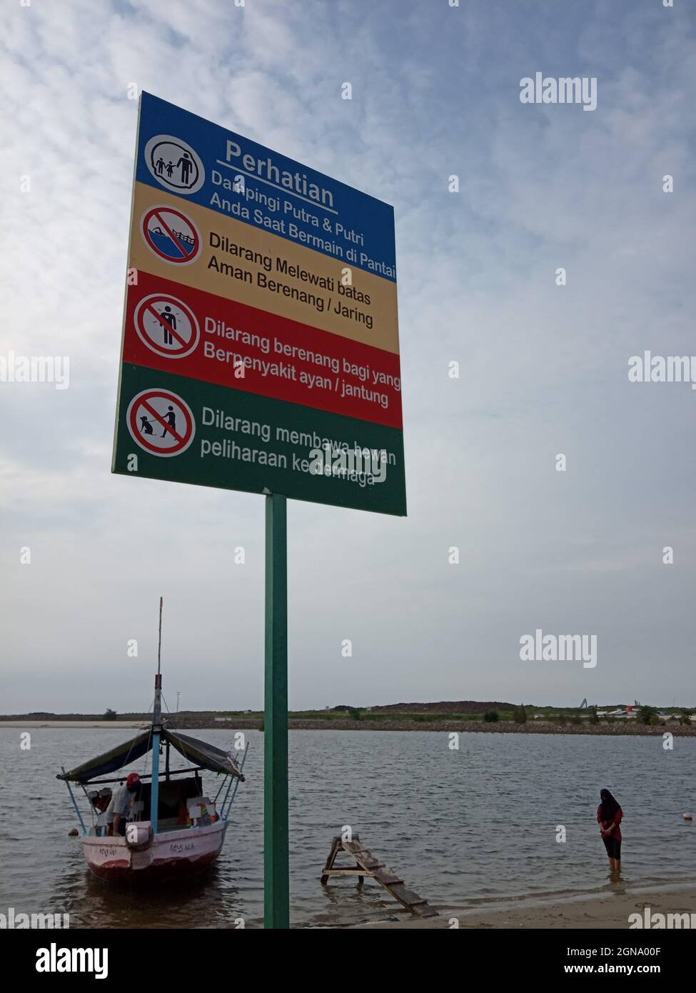 Photo Editorial, 20 Januari 2021, North Jakarta, Indonesia life Guard ...