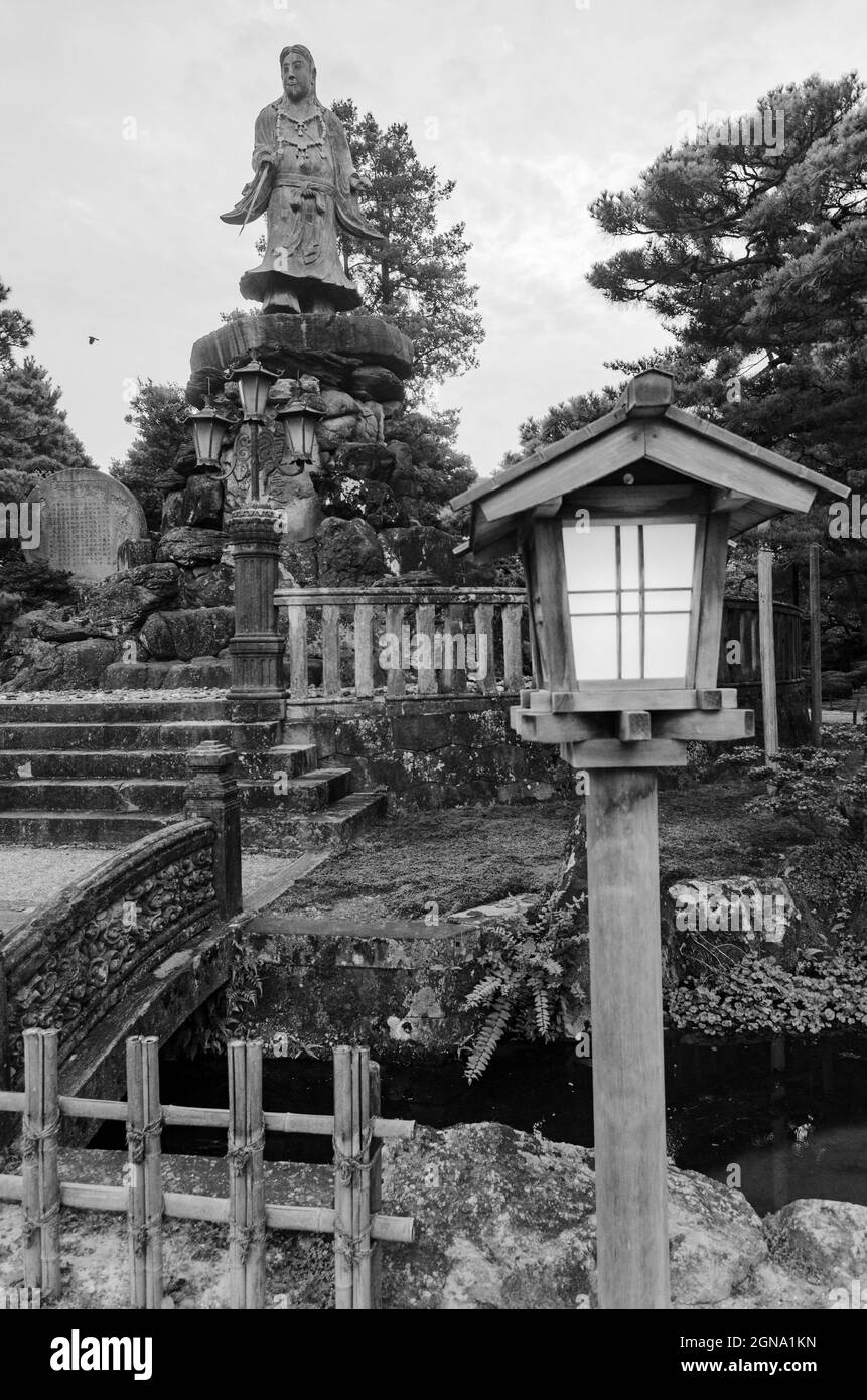 Japanese trees, Lantern-lit pathways, Kanazawa landscapes, Traditional ...