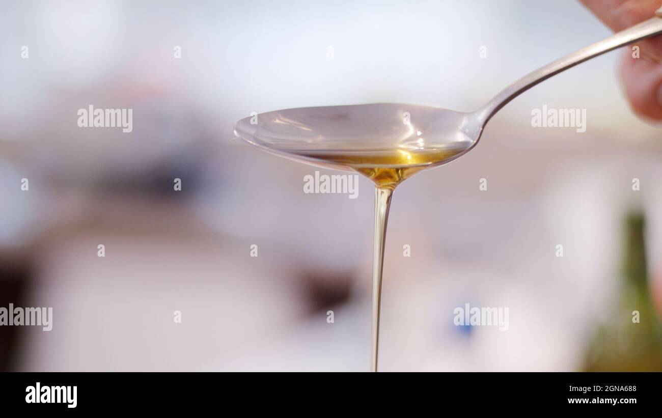 Cooking oil drip on spoon poring oil Stock Photo - Alamy