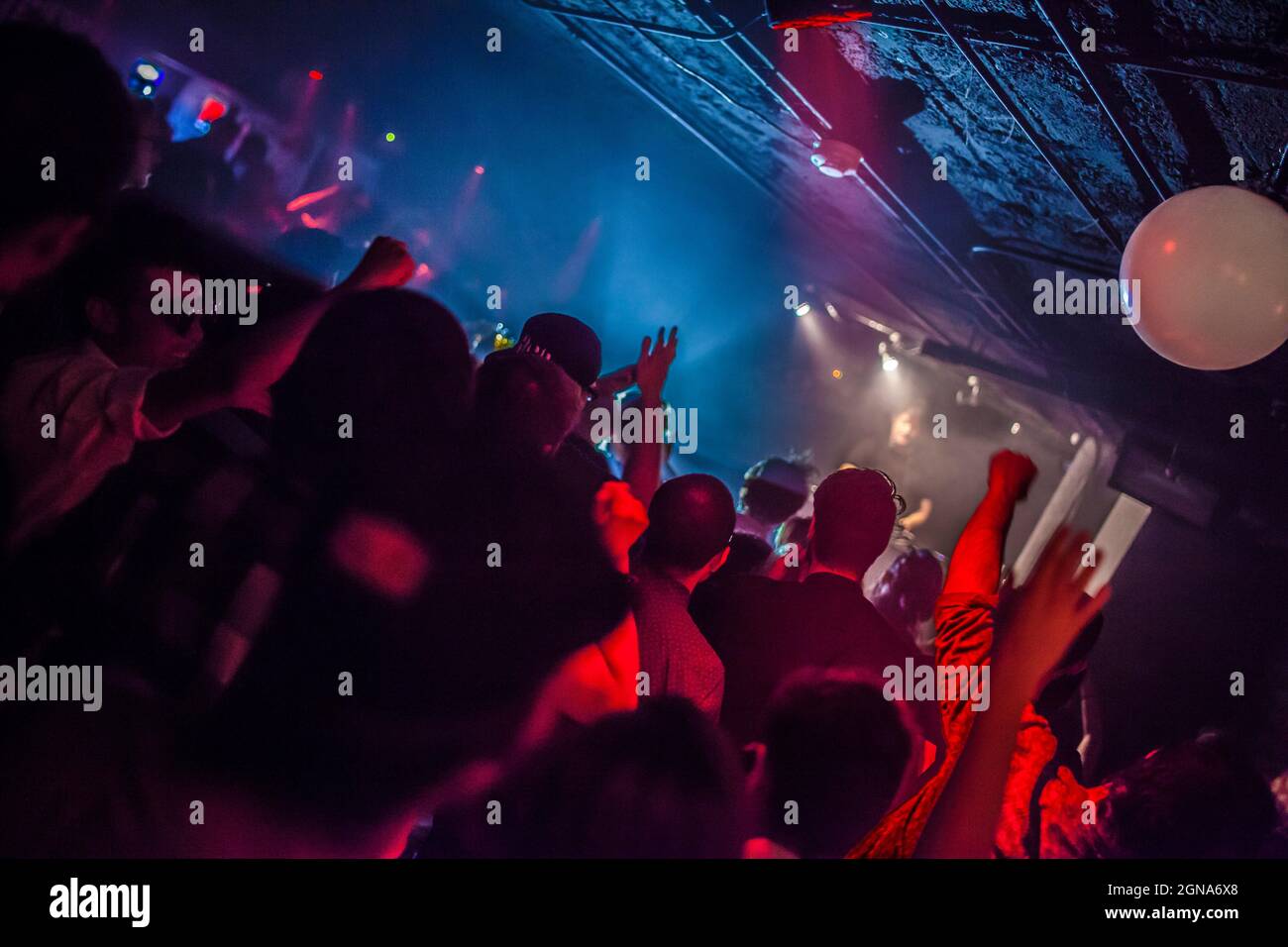 Dancing people rave hi-res stock photography and images - Alamy