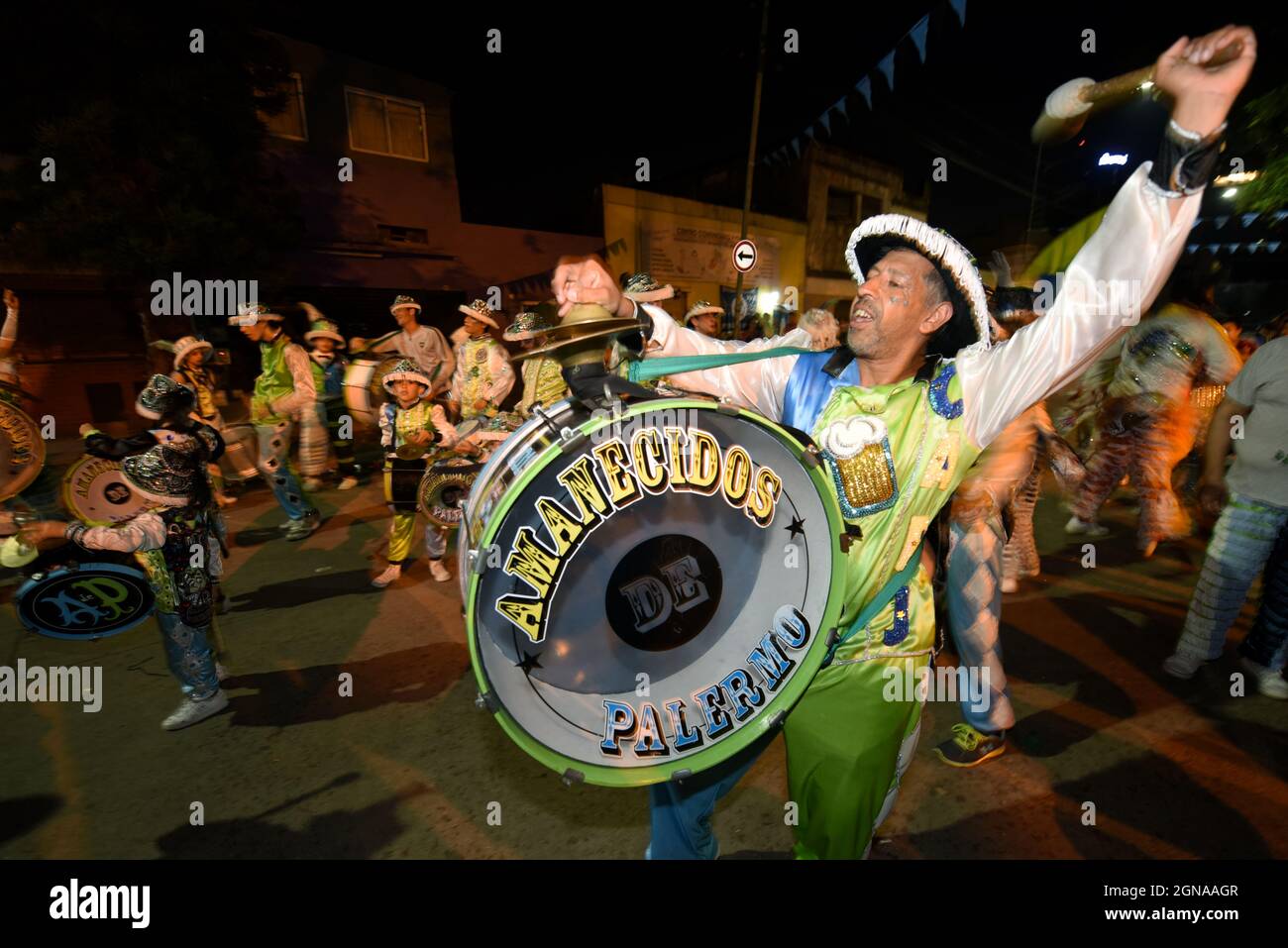 Murga "Los Amanecidos de Palermo" durante los desfiles de Carnaval en ...