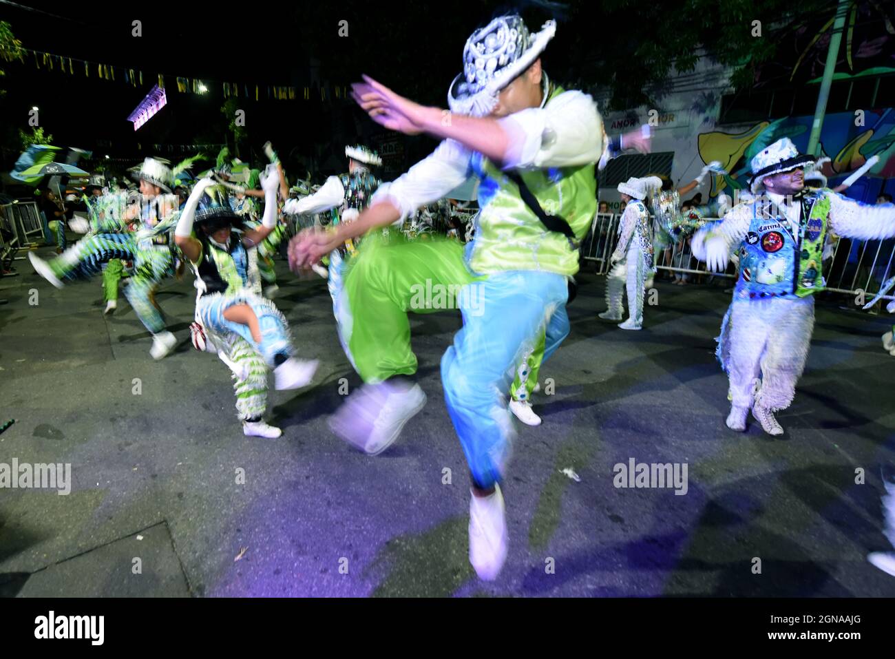 Murga "Los Amanecidos de Palermo" durante los desfiles de Carnaval en ...
