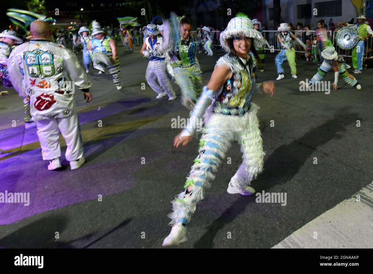 Murga "Los Amanecidos de Palermo" durante los desfiles de Carnaval en ...
