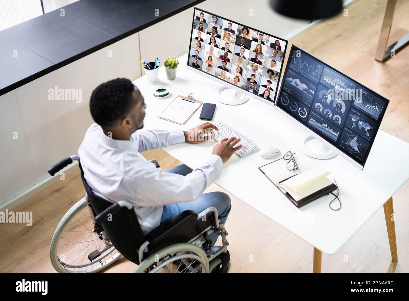 Computer online learning hi-res stock photography and images - Alamy