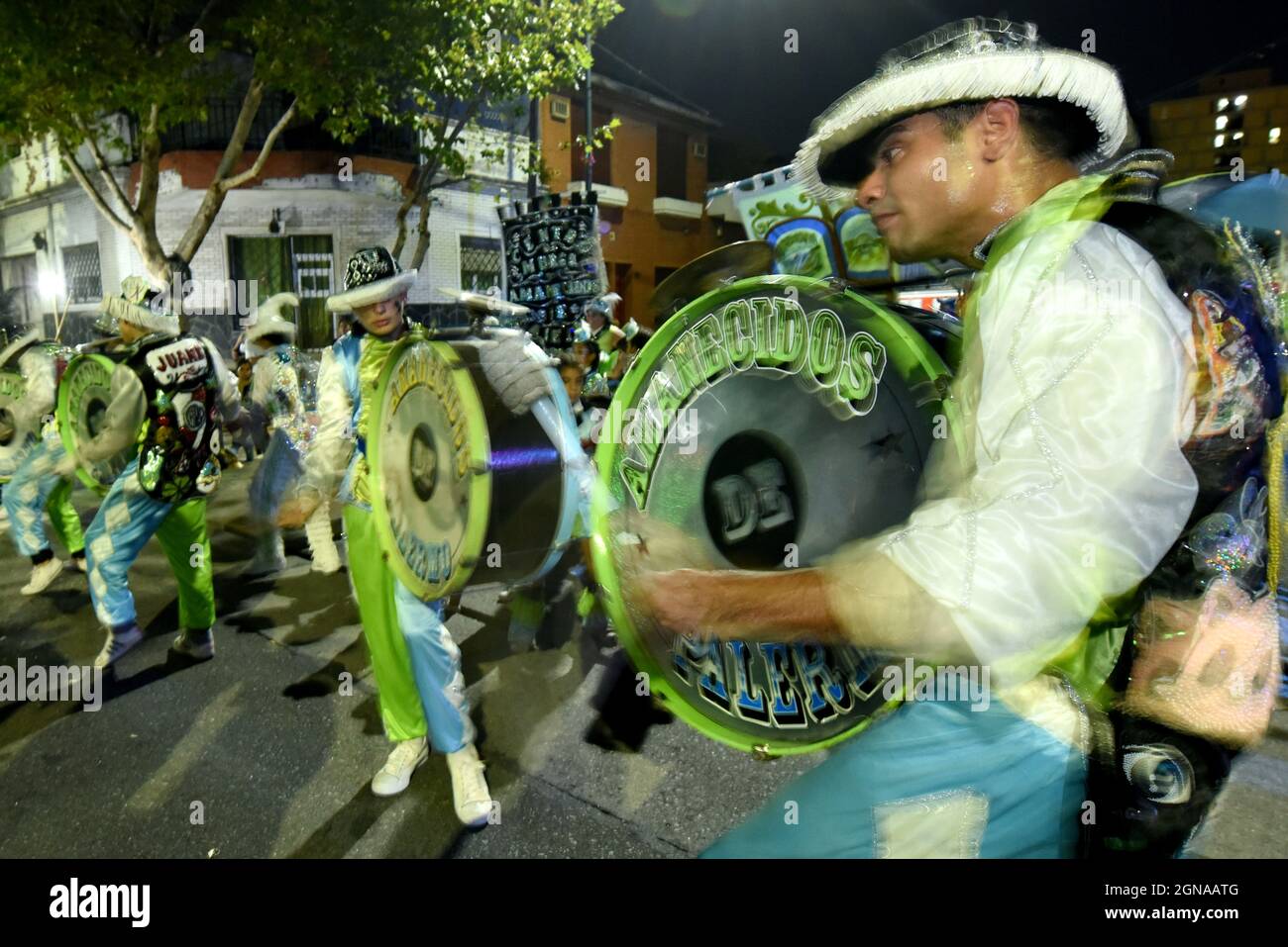 Murga "Los Amanecidos de Palermo" durante los desfiles de Carnaval en ...