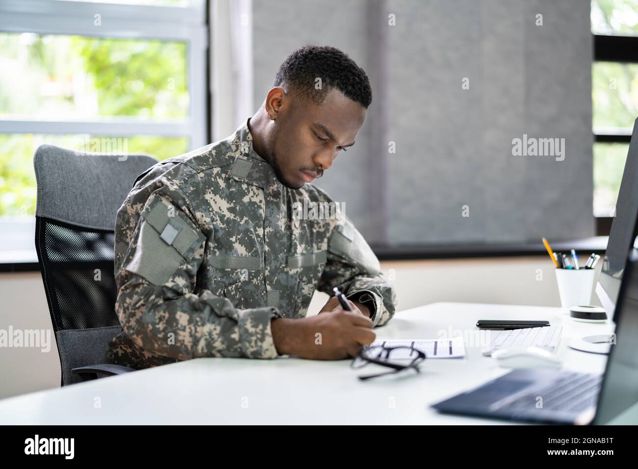 African soldier uniform hi-res stock photography and images - Alamy