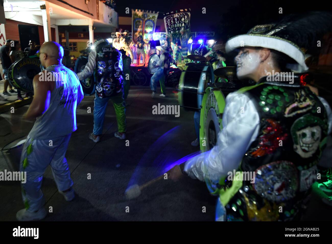 Murga "Los Amanecidos de Palermo" durante los desfiles de Carnaval en ...