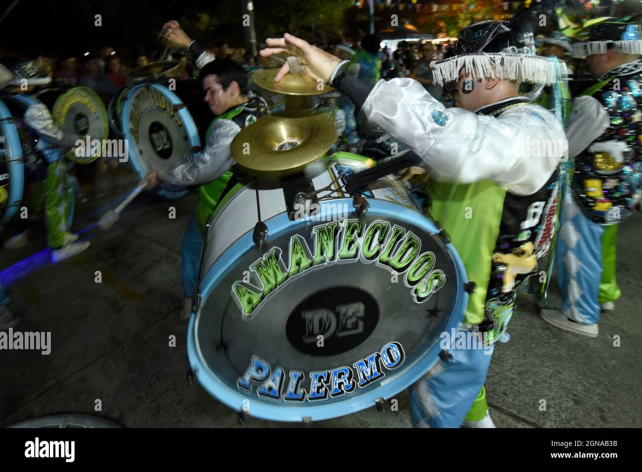 Murga "Los Amanecidos de Palermo" durante los desfiles de Carnaval en ...