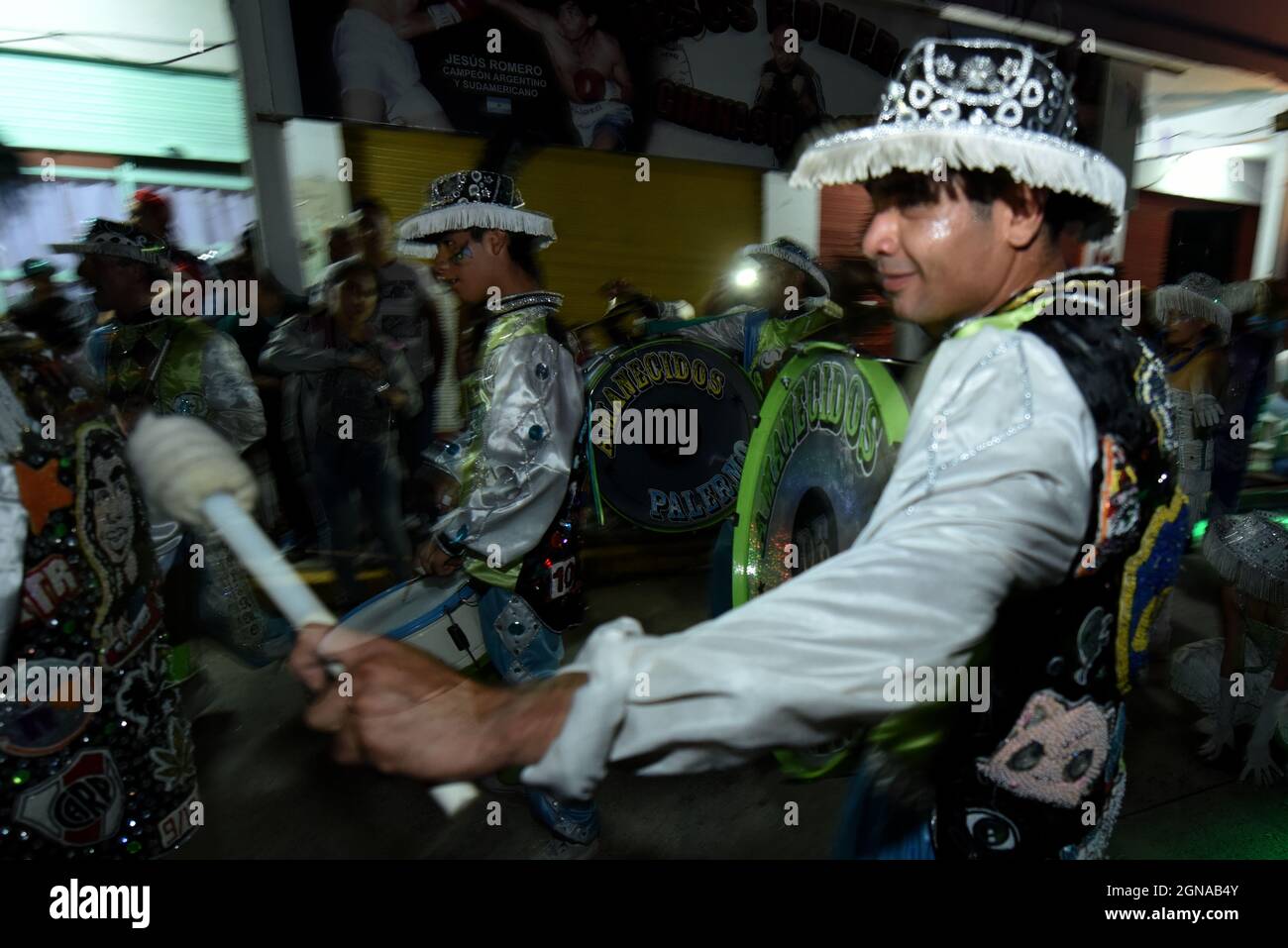 Murga "Los Amanecidos de Palermo" durante los desfiles de Carnaval en ...
