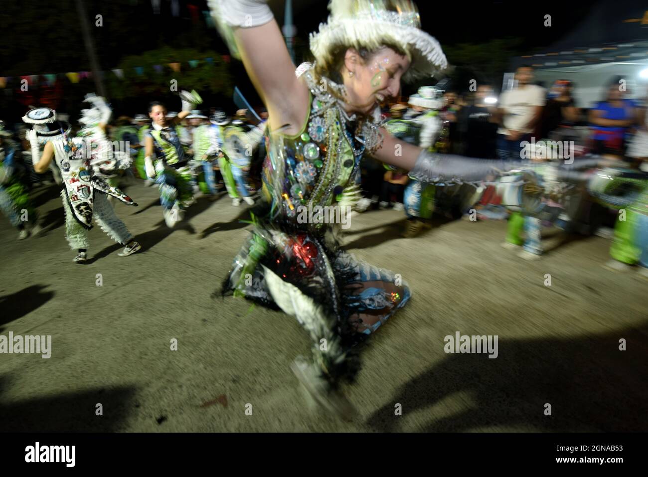 Murga "Los Amanecidos de Palermo" durante los desfiles de Carnaval en ...