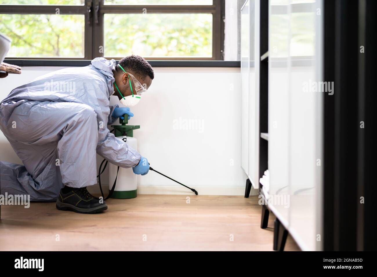 Man spraying pesticides hi-res stock photography and images - Alamy