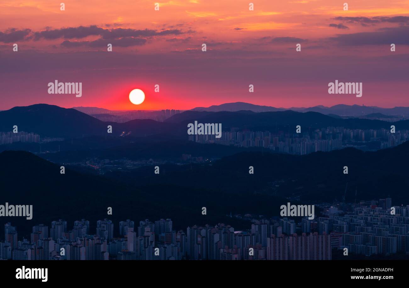 Seoul city night hi-res stock photography and images - Alamy