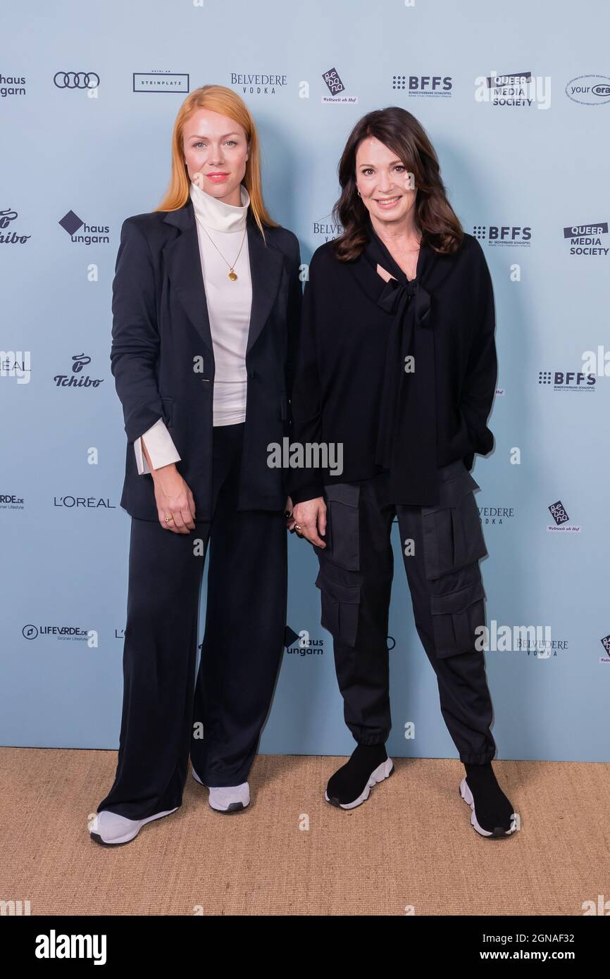 Berlin, Germany. 23rd Sep, 2021. Esther Roling (l) and Iris Berben ...