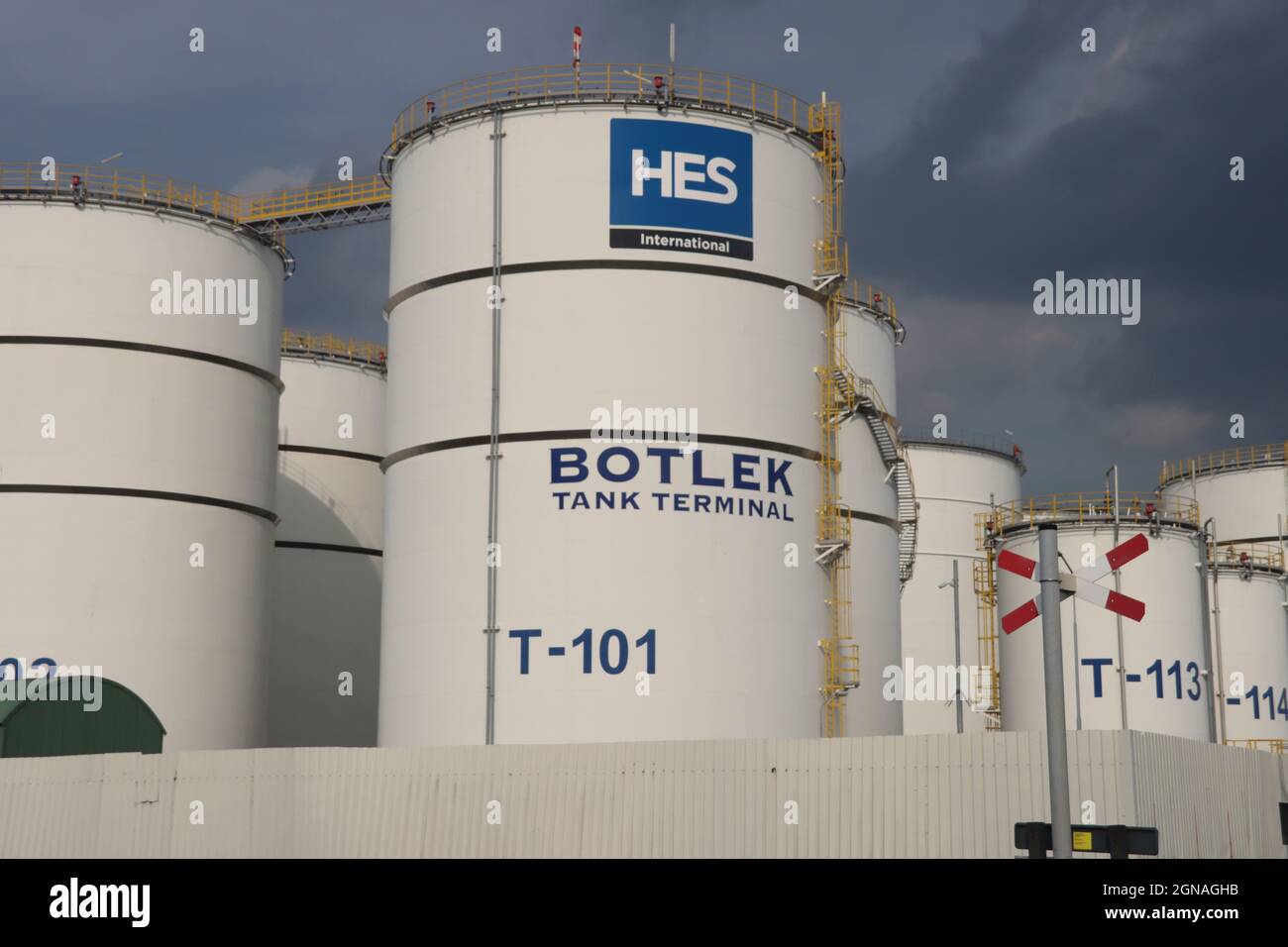 Hes botlek tank terminal hi-res stock photography and images - Alamy
