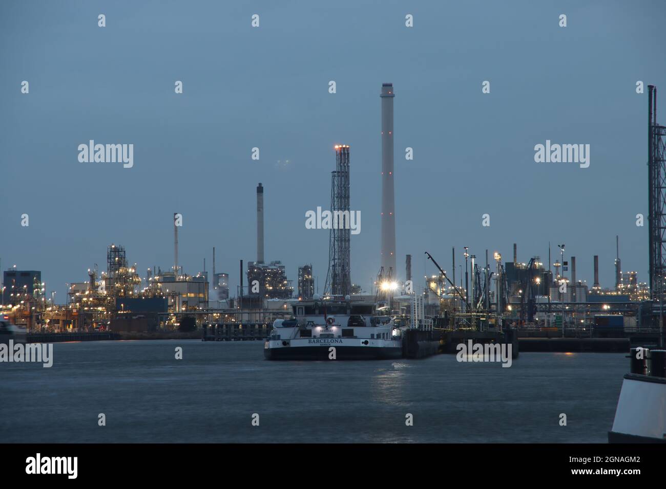 refinery of Shell and tanks of Mobil in the Pernis harbor in the port ...