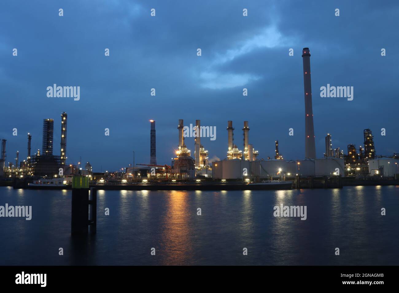 refinery of Shell and tanks of Mobil in the Pernis harbor in the port ...