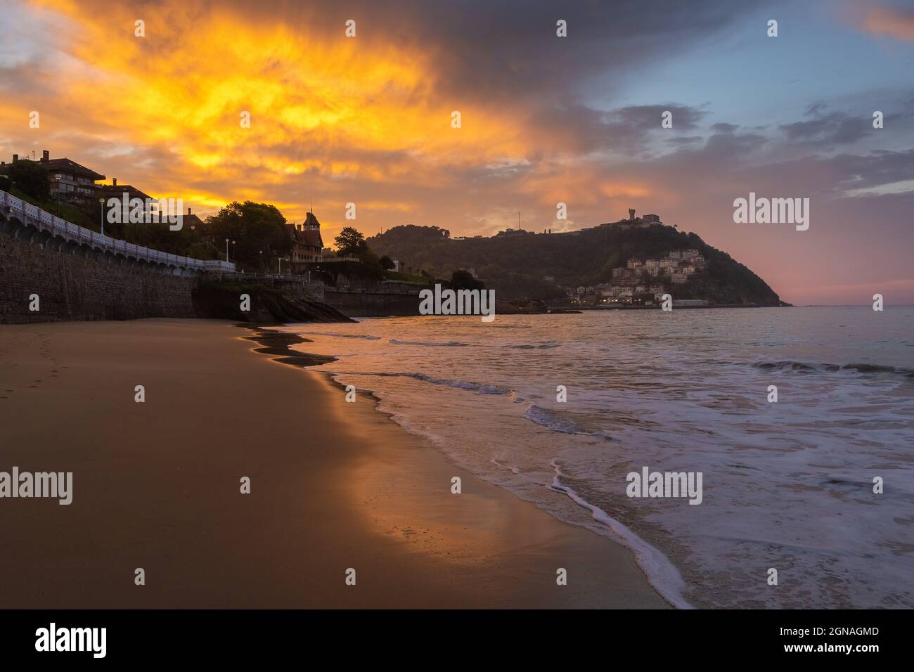 La concha bay beach san sebastian hi-res stock photography and images ...