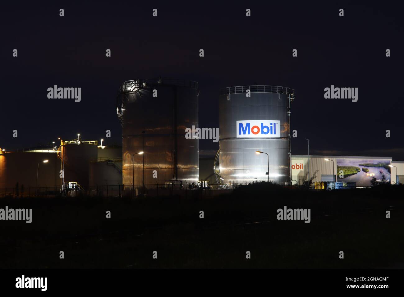 refinery of Shell and tanks of Mobil in the Pernis harbor in the port ...