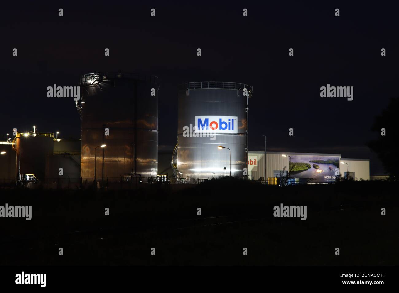refinery of Shell and tanks of Mobil in the Pernis harbor in the port ...