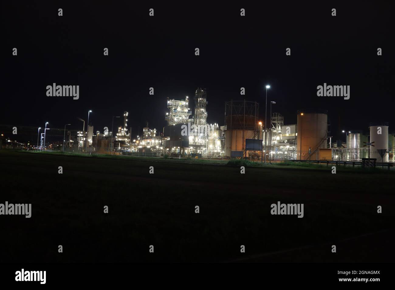 Shell refinery holland hi-res stock photography and images - Alamy